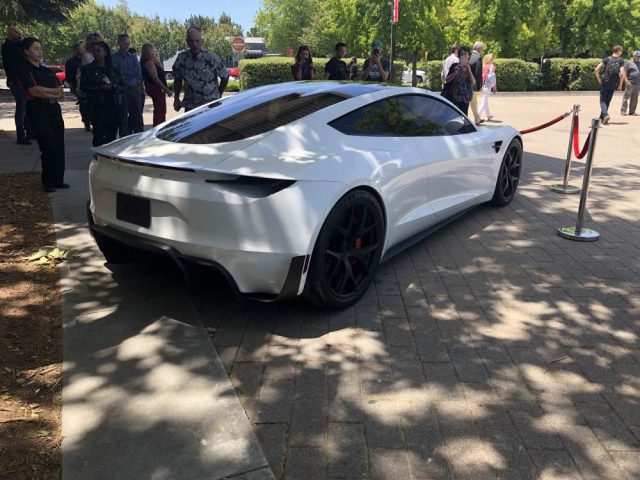 Así es el Tesla Roadster en blanco, ESPECTACULAR!!