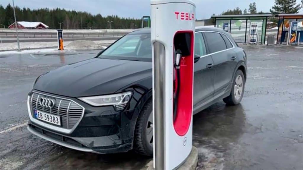 Tesla trabaja en un extensor de cable en los Superchargers para los ...