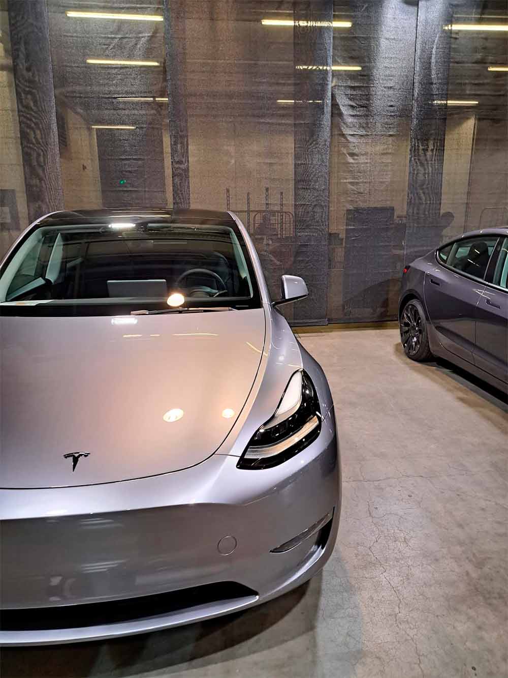 Primeras fotos reales del nuevo color plata del Tesla Model Y