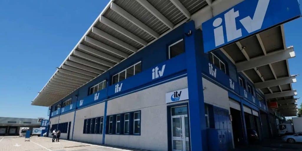 Llevar la pegatina de la ITV en el coche seguirá siendo obligatorio