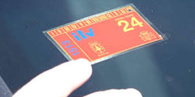 Llevar la pegatina de la ITV en el coche seguirá siendo obligatorio