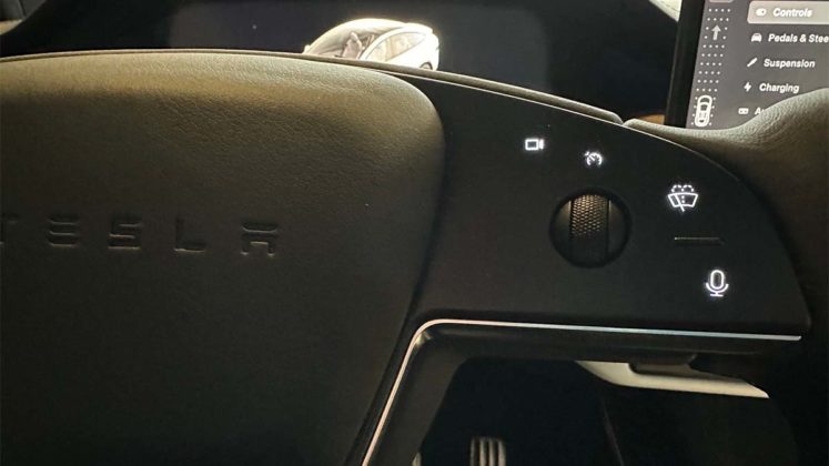 Tesla lanza un nuevo volante Yoke mejorado