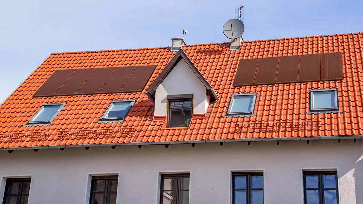 Paneles solares de color rojo, una solución para disimular en los tejados