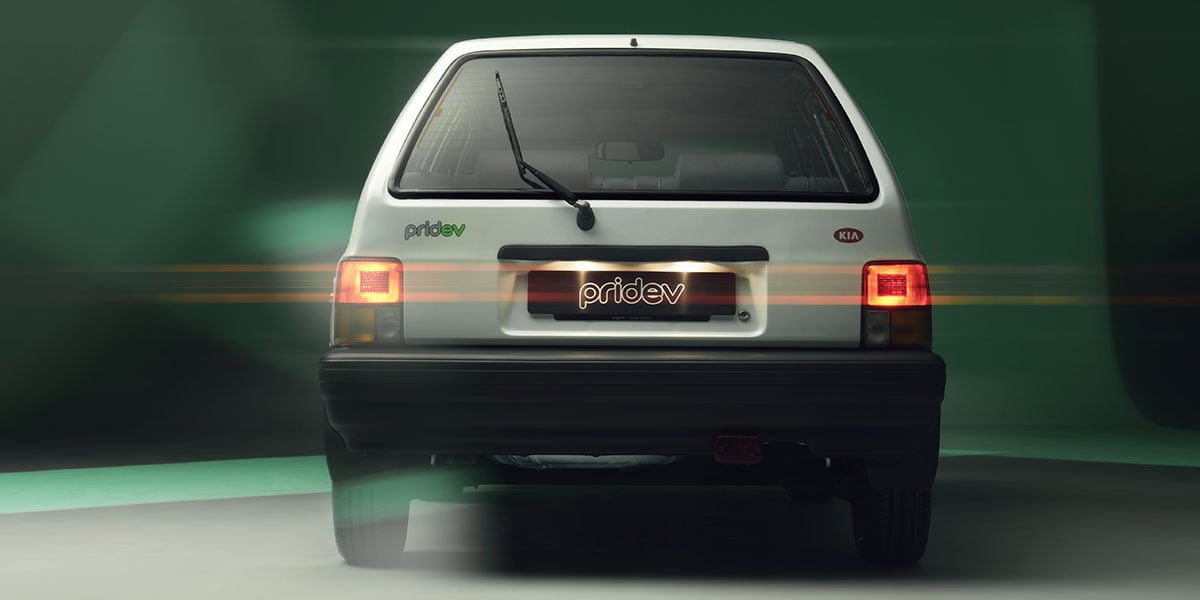 KIA celebra su 80º aniversario presentando el Pride EV Restomod