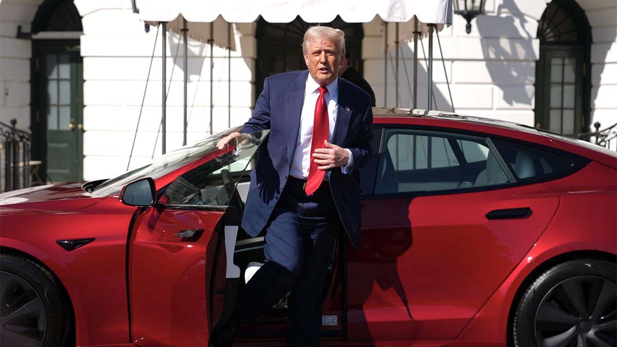 Donald Trump se compra un coche Tesla y su comercial es Elon Musk