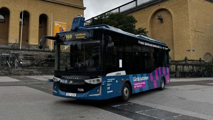 Un autobús autónomo eléctrico choca con un tranvía en su primer día con ...